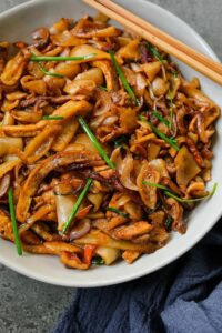 Stir-Fried Ho Fun (Flat Rice Noodles Recipe) - The Foodie Takes Flight
